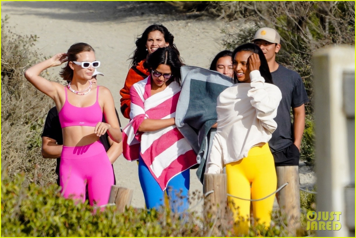 Sara Sampaio, Jasmine Tookes, & More Victoria's Secret Models Pose in ...