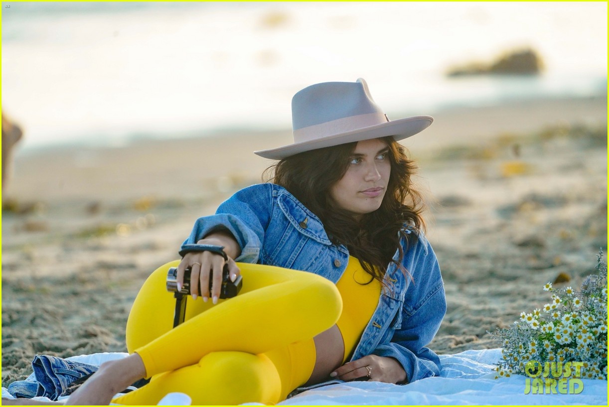 Sara Sampaio, Jasmine Tookes, & More Victoria's Secret Models Pose in ...