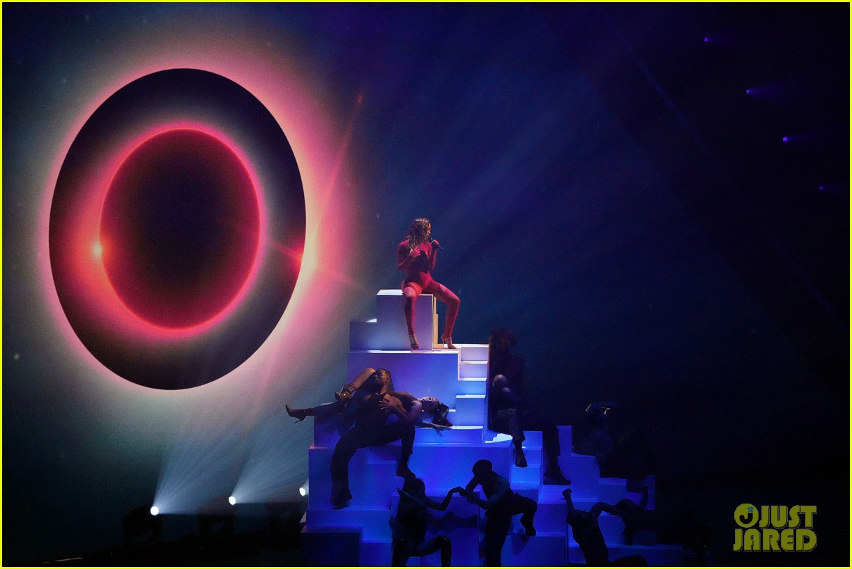 Anitta Gives Sultry Performance of 'Envolver' at MTV VMAs 2022 - Watch ...