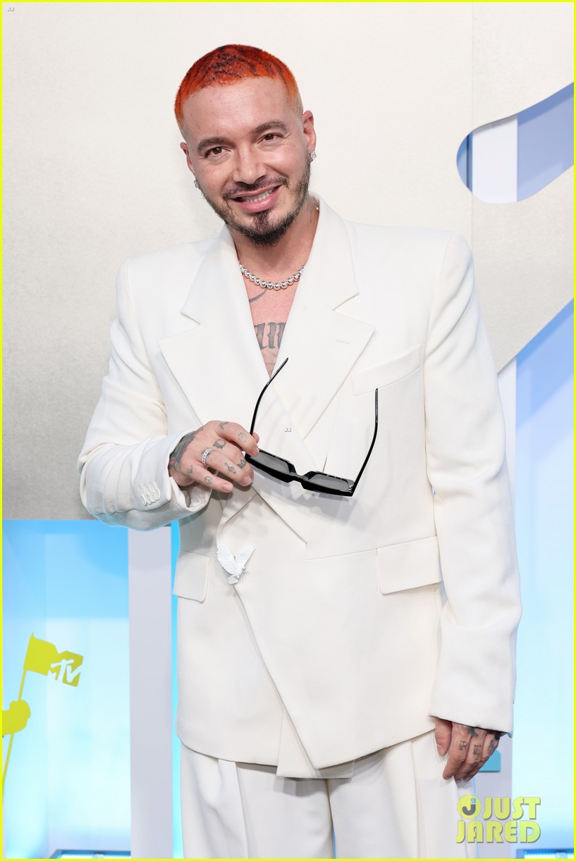 J Balvin Wears Tiger Stripes On His Head for MTV VMAs 2022: Photo ...