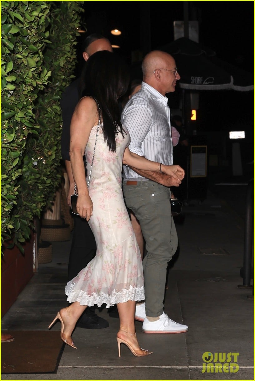 Jeff Bezos & Girlfriend Lauren Sanchez Spotted Getting Dinner at Celeb ...
