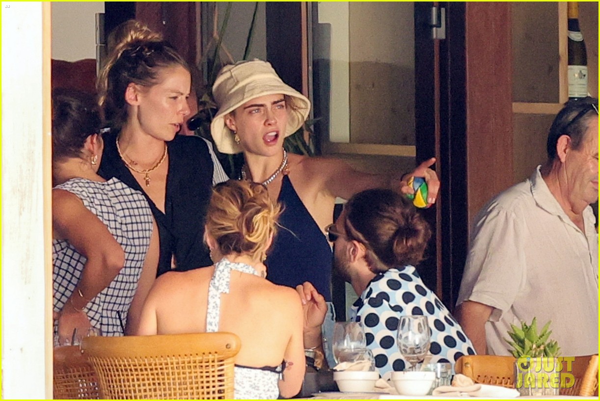Photo: margot robbie cara delevingne boat day 189 | Photo 4801708 ...