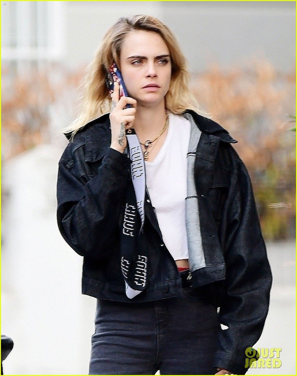 Cara Delevingne Meets Up with Friends for Drinks in London: Photo ...