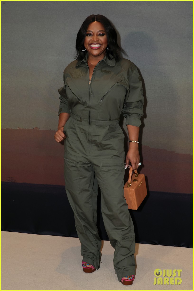 Idris Elba Poses with His Daughter Isan at the Premiere of 'Beast' in ...