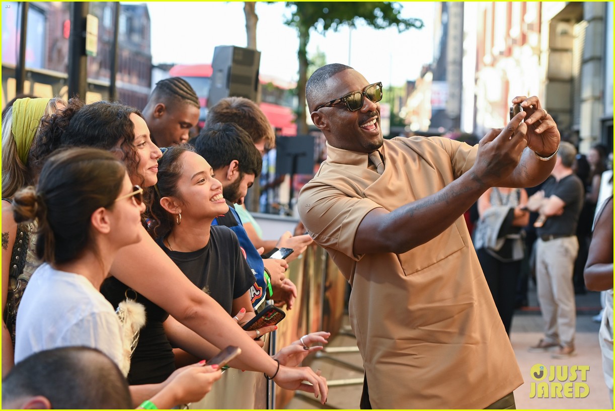 Idris Elba Snaps Pics With Fans at 'Beast' UK Premiere: Photo 4805671 ...