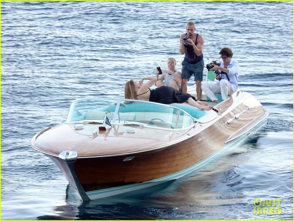 Photo: jennifer lopez poses photo shoot italy ben affleck work la 66 ...