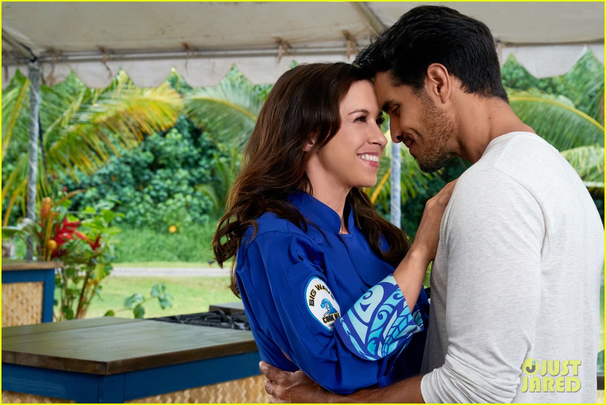 Lacey Chabert Learns To Surf From Ektor Rivera in Her Latest Hallmark ...