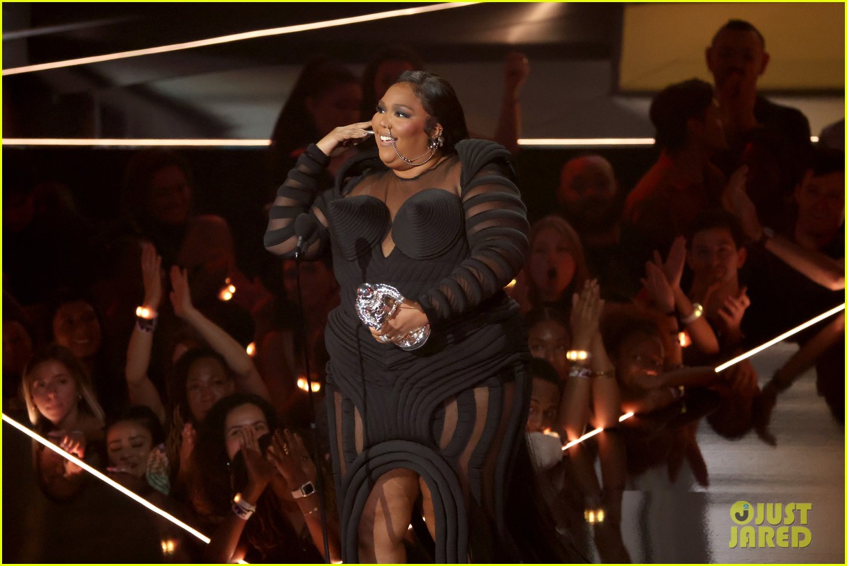 Lizzo Clarifies Who She Was Actually Addressing During MTV VMAs 2022 ...