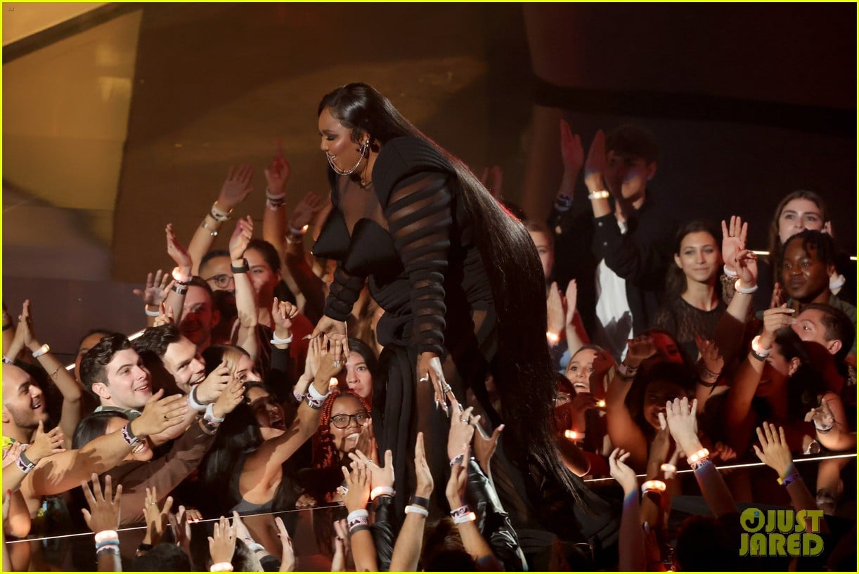 Lizzo Clarifies Who She Was Actually Addressing During MTV VMAs 2022 ...