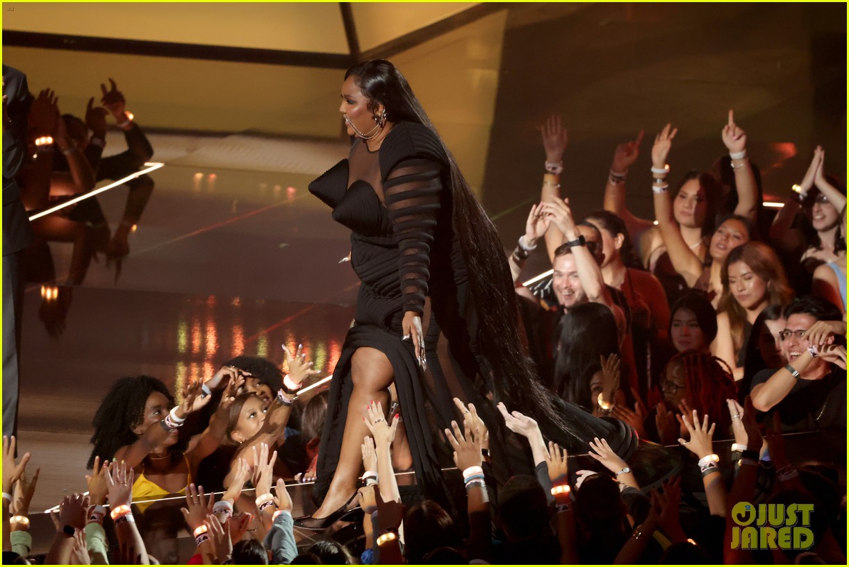 Lizzo Clarifies Who She Was Actually Addressing During MTV VMAs 2022 ...