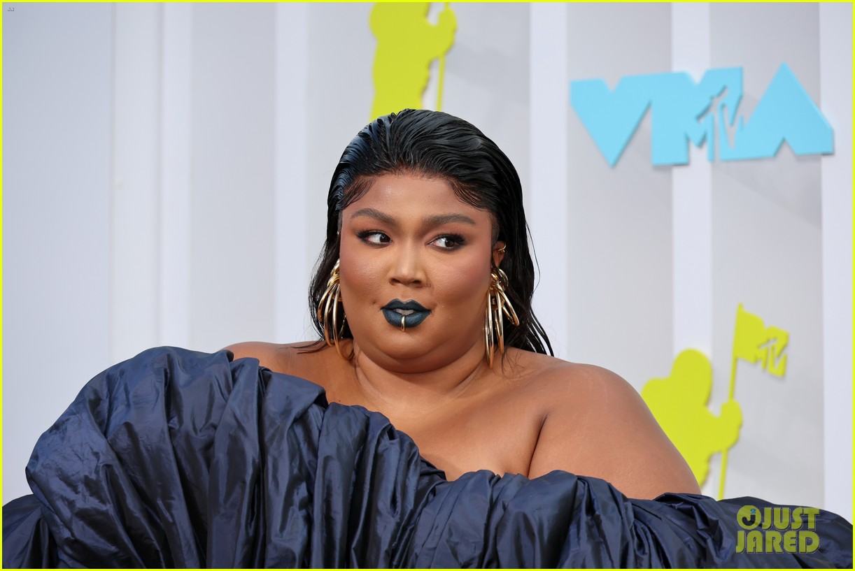 Lizzo Made a Hilarious Comment About Her Dress for MTV VMAs 2022 - See ...