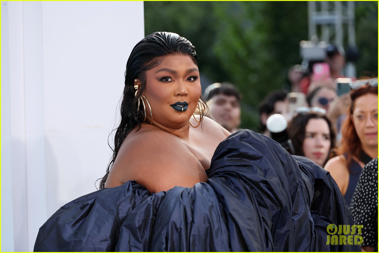 Lizzo Made a Hilarious Comment About Her Dress for MTV VMAs 2022 - See ...