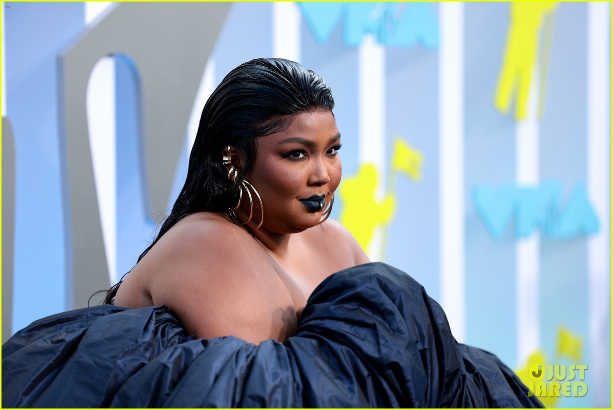 Lizzo Made a Hilarious Comment About Her Dress for MTV VMAs 2022 - See ...