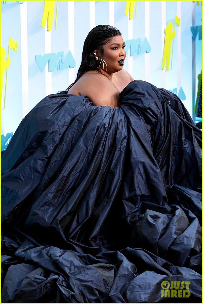 Lizzo Made a Hilarious Comment About Her Dress for MTV VMAs 2022 - See ...