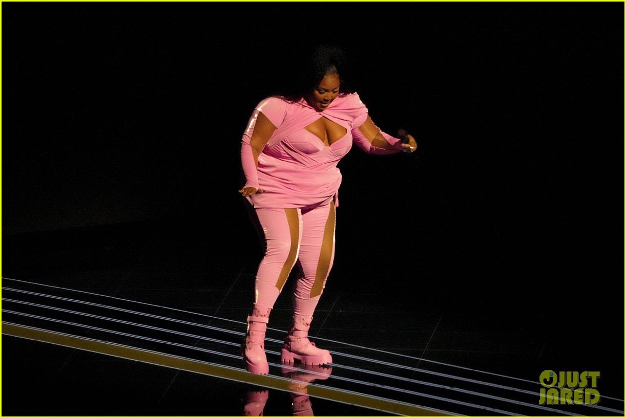 Lizzo Performs Her New Song '2 Be Loved' at MTV VMAs 2022 - Watch Video ...