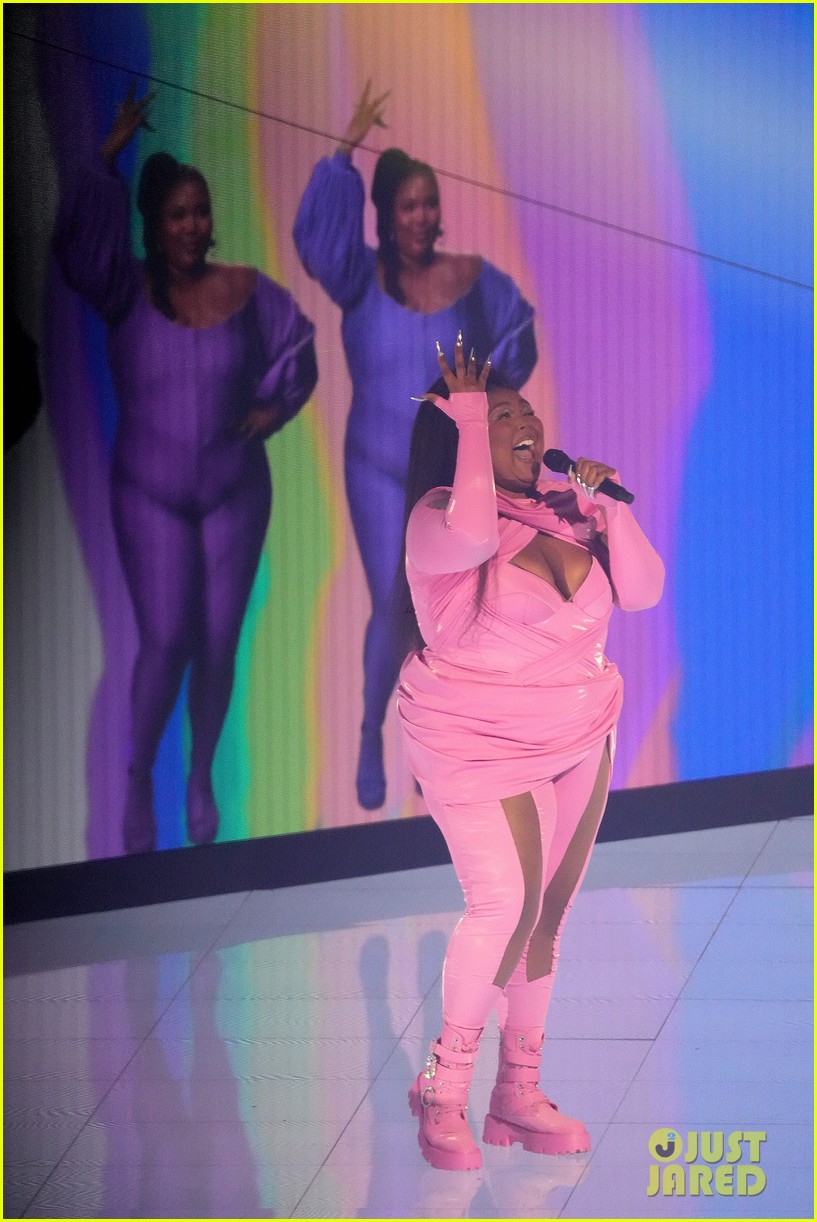 Lizzo Performs Her New Song '2 Be Loved' at MTV VMAs 2022 - Watch Video ...
