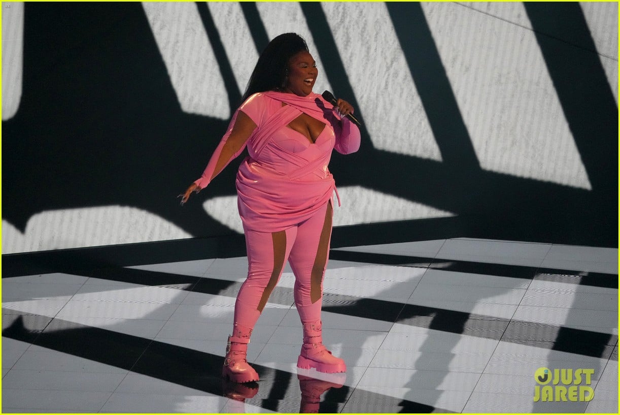 Lizzo Performs Her New Song '2 Be Loved' at MTV VMAs 2022 - Watch Video ...
