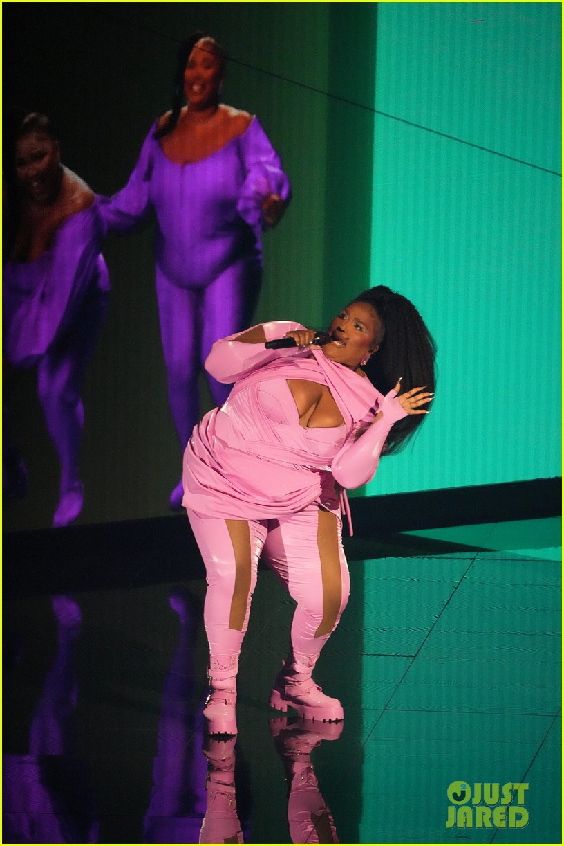 Lizzo Performs Her New Song '2 Be Loved' at MTV VMAs 2022 - Watch Video ...
