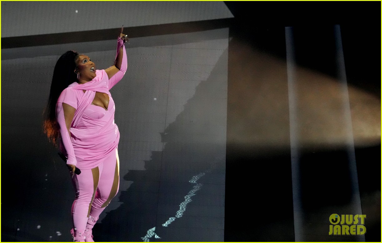 Lizzo Performs Her New Song '2 Be Loved' at MTV VMAs 2022 - Watch Video ...