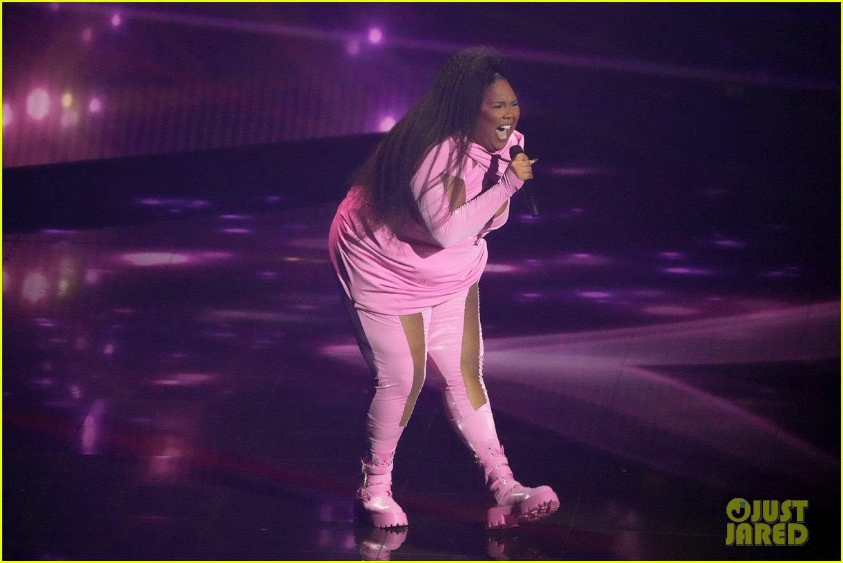 Lizzo Performs Her New Song '2 Be Loved' at MTV VMAs 2022 - Watch Video ...