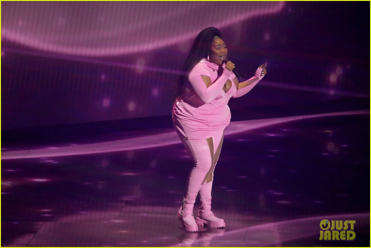 Lizzo Performs Her New Song '2 Be Loved' at MTV VMAs 2022 - Watch Video ...
