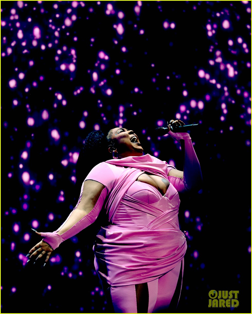 Lizzo Performs Her New Song '2 Be Loved' at MTV VMAs 2022 - Watch Video ...