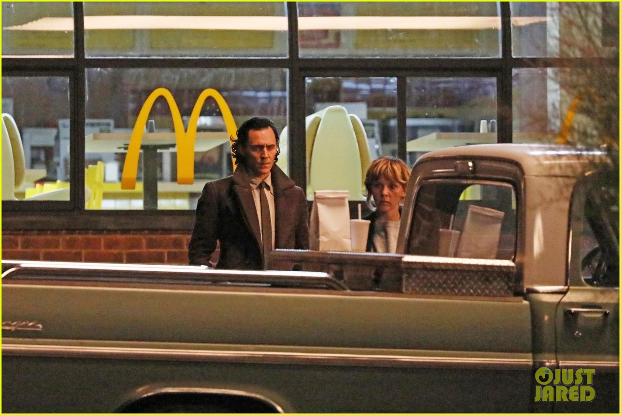 Tom Hiddleston Joins Owen Wilson & Sophia Di Martino to Film 'Loki ...