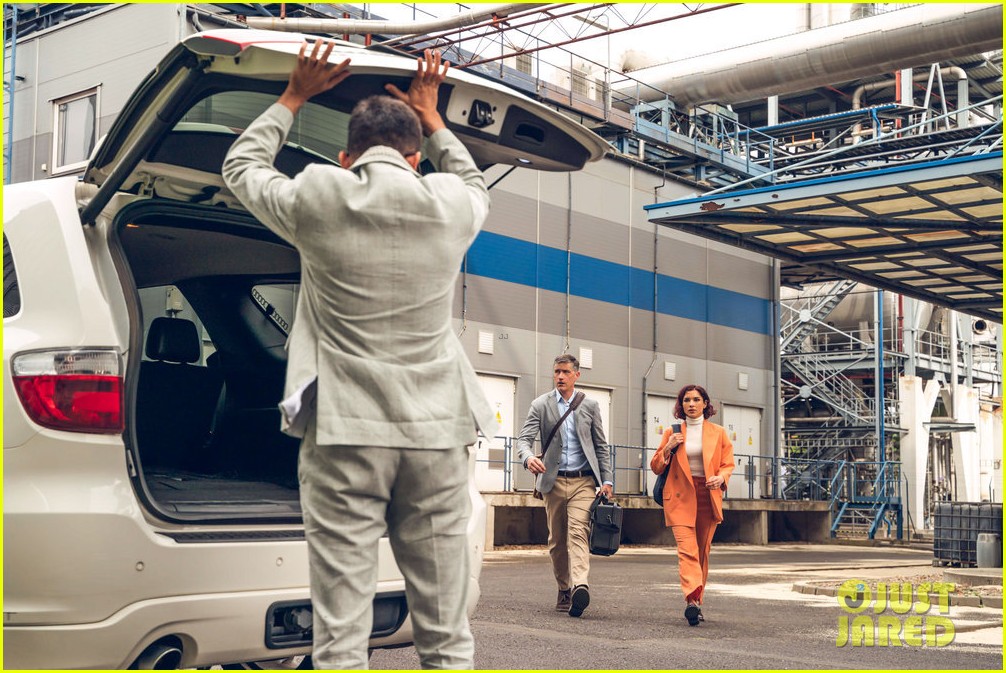 Matthew Fox Leads Peacock's Thrilling New Series 'Last Light' - Watch ...