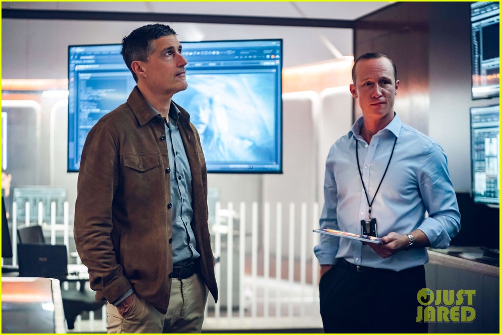 Matthew Fox Leads Peacock's Thrilling New Series 'Last Light' - Watch ...