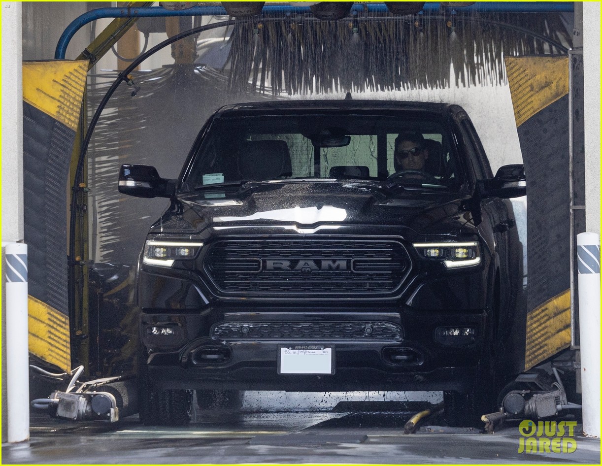 Miles Teller Spotted Running Errands in L.A. Amid Top Gun's Continued ...