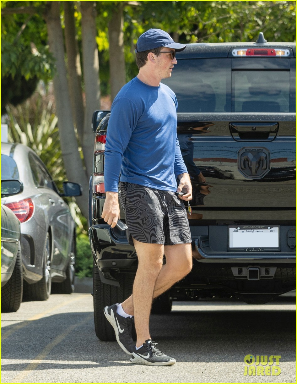 Miles Teller Spotted Running Errands in L.A. Amid Top Gun's Continued ...