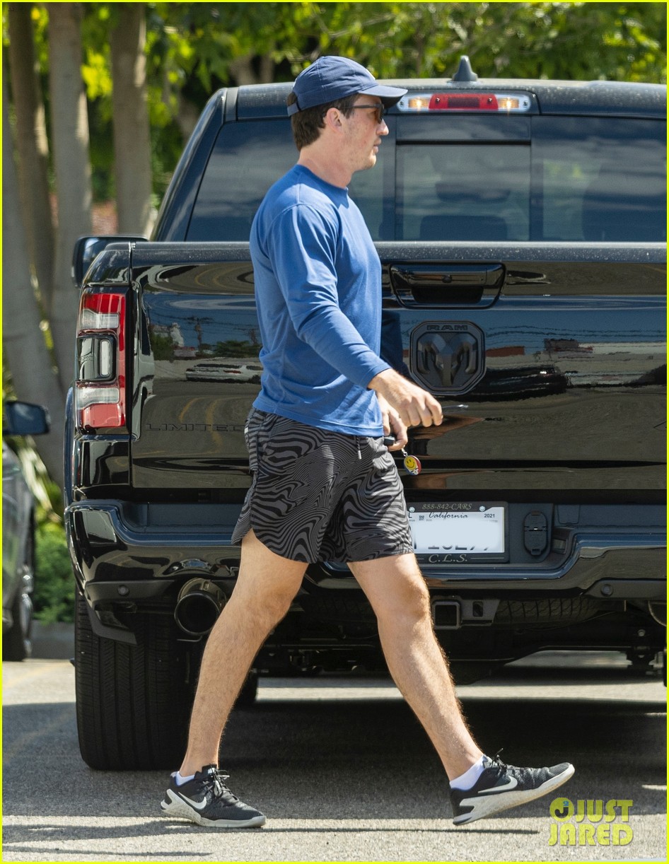 Miles Teller Spotted Running Errands in L.A. Amid Top Gun's Continued ...