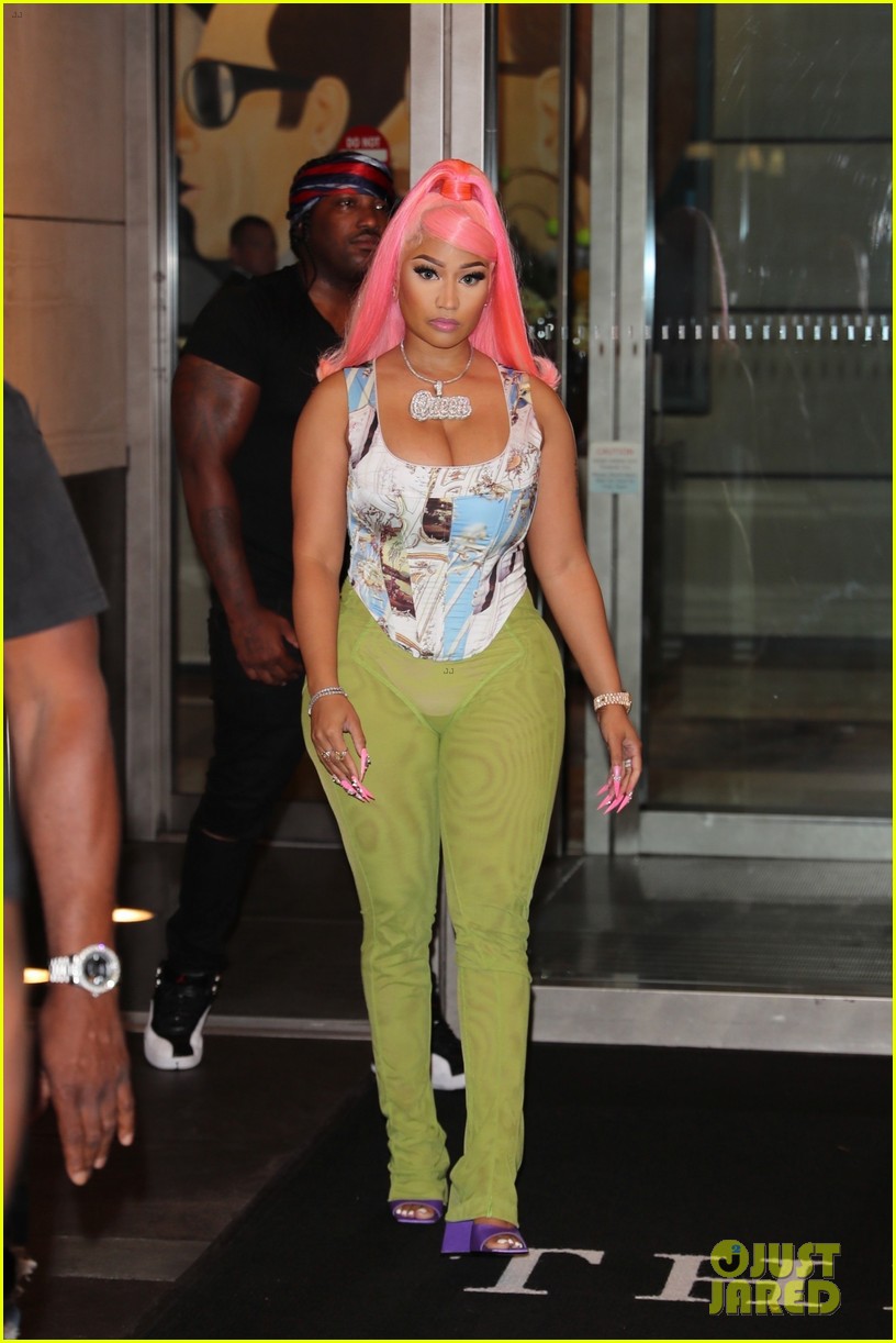 Nicki Minaj Looks So Fierce While Checking Out of NYC Hotel After the ...