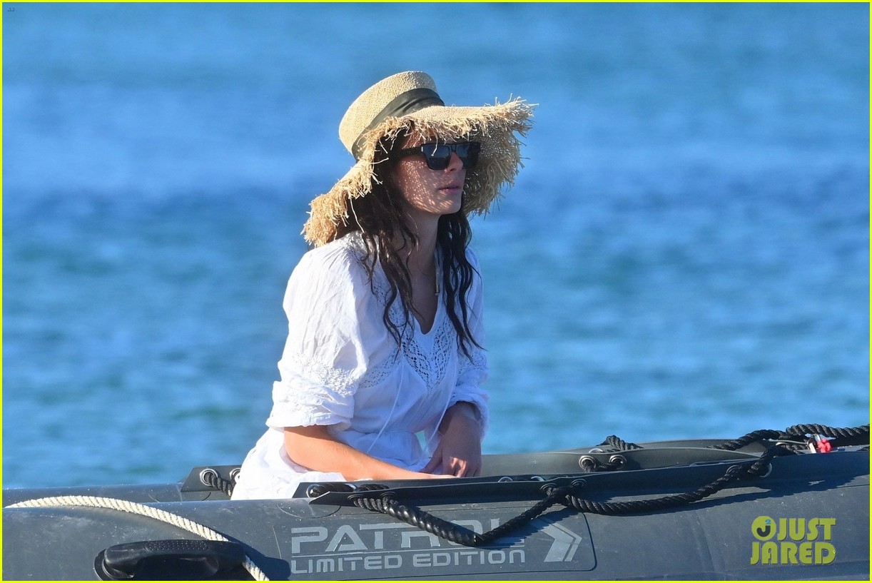 Photo: camila morrone and mom at the beach 44 | Photo 4805053 | Just ...