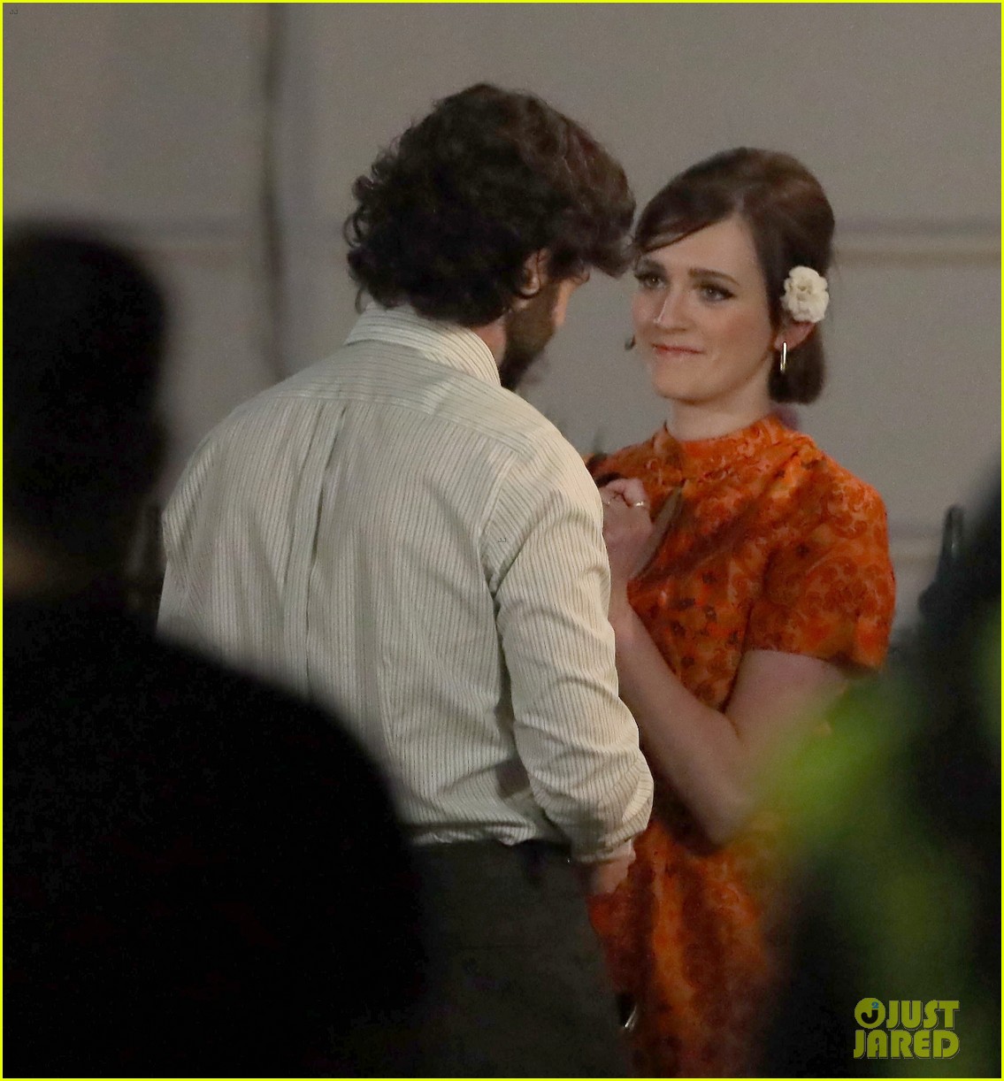 Penn Badgley Kisses [Spoiler Alert] on the Set of 'You' in London - See Pics! : Photo 4797726 ...