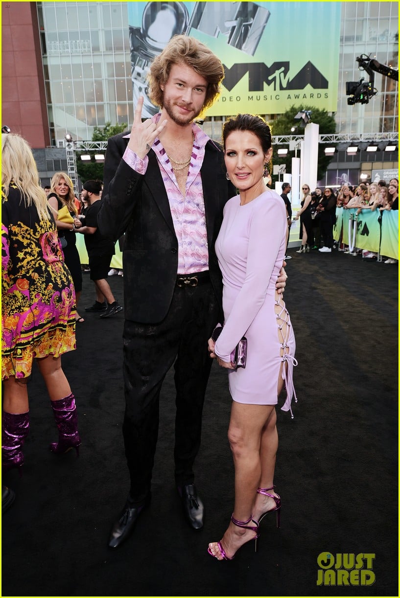 Addison Rae's Mom Sheri Easterling Kisses Rapper Yung Gravy on MTV VMAs ...