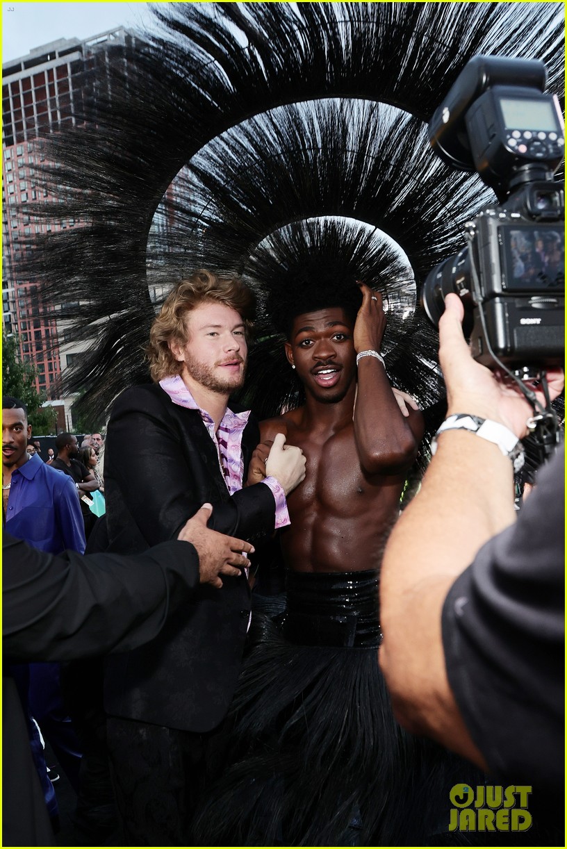 Addison Rae's Mom Sheri Easterling Kisses Rapper Yung Gravy on MTV VMAs ...