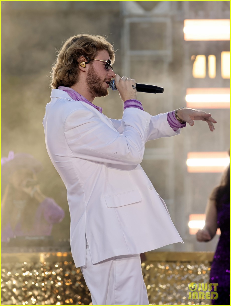 Addison Rae's Mom Sheri Easterling Kisses Rapper Yung Gravy on MTV VMAs ...