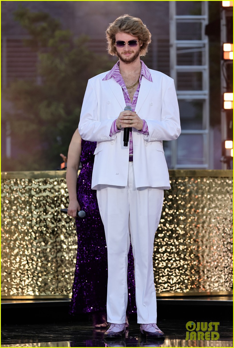 Addison Rae's Mom Sheri Easterling Kisses Rapper Yung Gravy on MTV VMAs ...