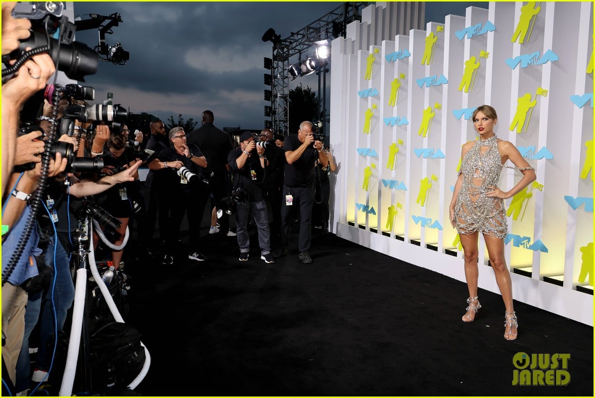 Taylor Swift's Dress at MTV VMAs 2022 Needs to Be Seen from the Front ...