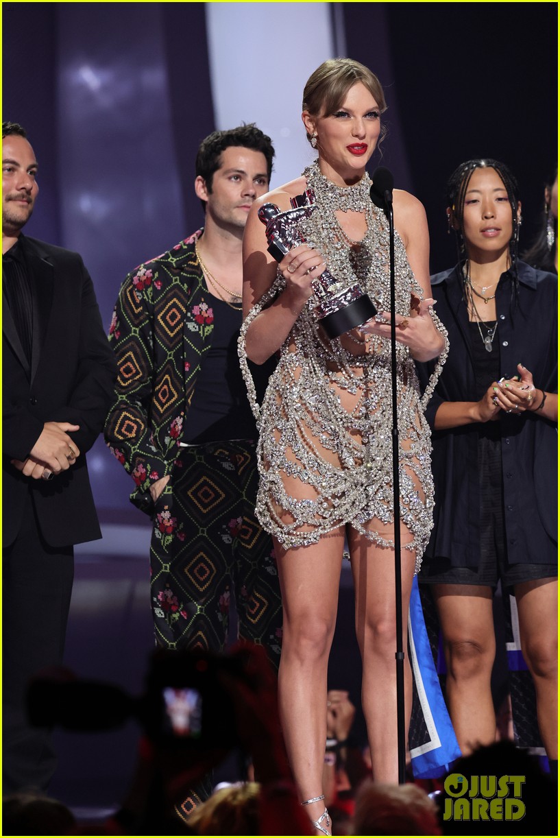 Taylor Swift Wins Video of the Year at VMAs 2022, Announces Release ...