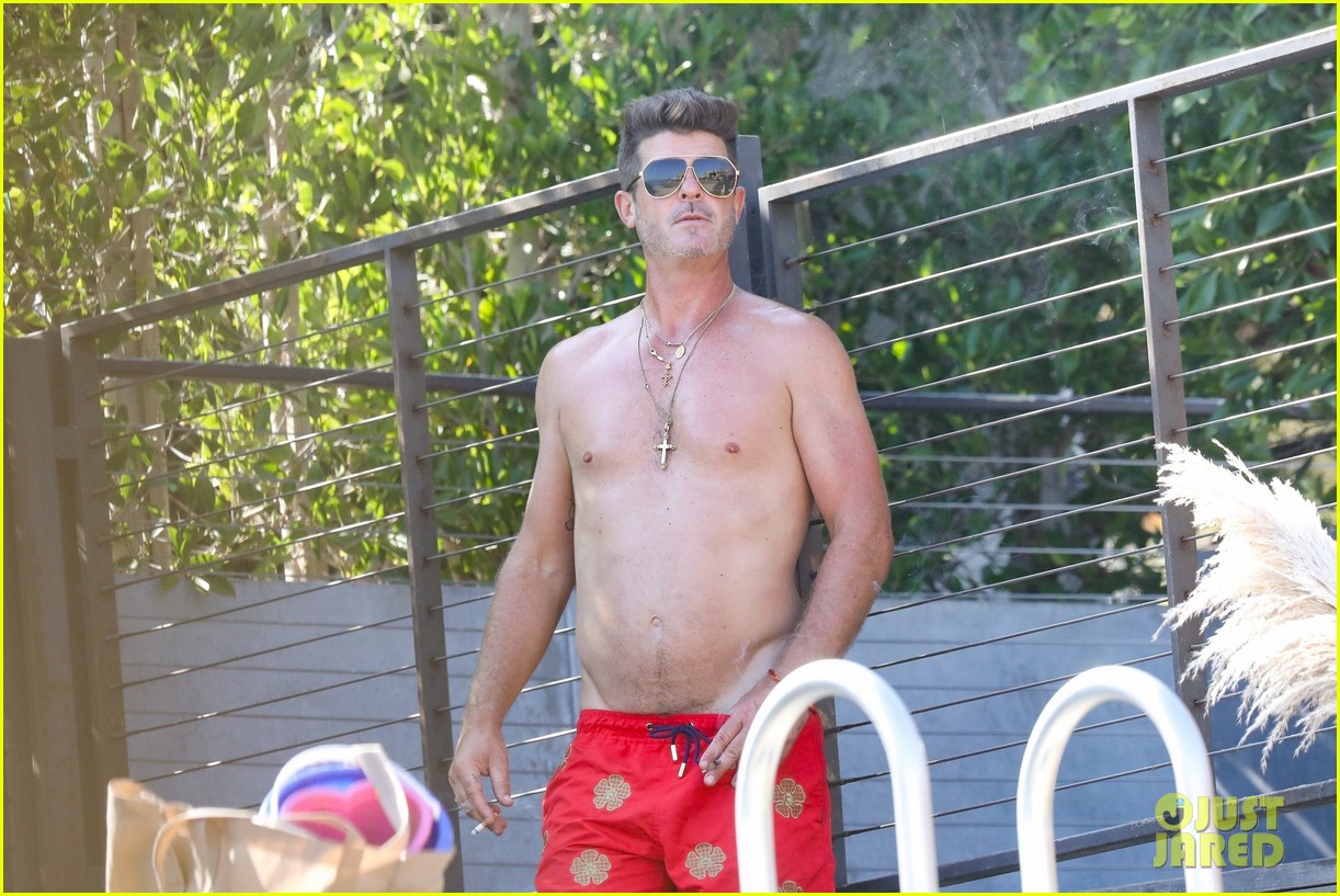 Robin Thicke Goes Shirtless for Beach Day in Malibu: Photo 4805230 ...