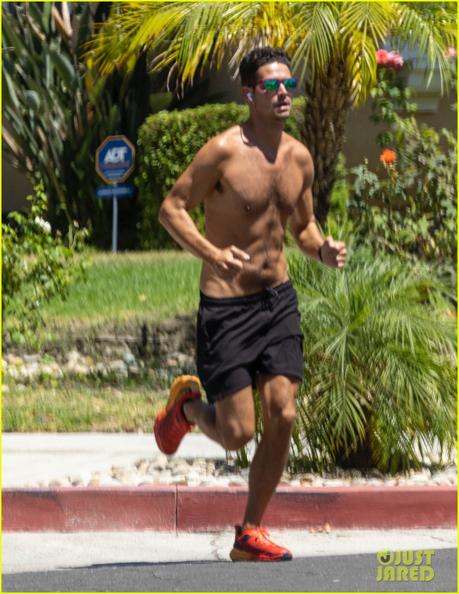 Wells Adams Goes for Shirtless Jog Around L.A.: Photo 4803394 ...