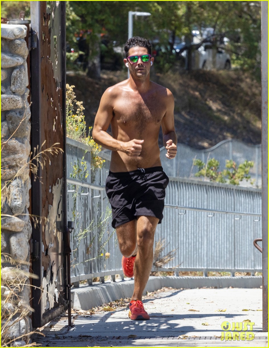 Wells Adams Goes for Shirtless Jog Around L.A.: Photo 4803413 ...
