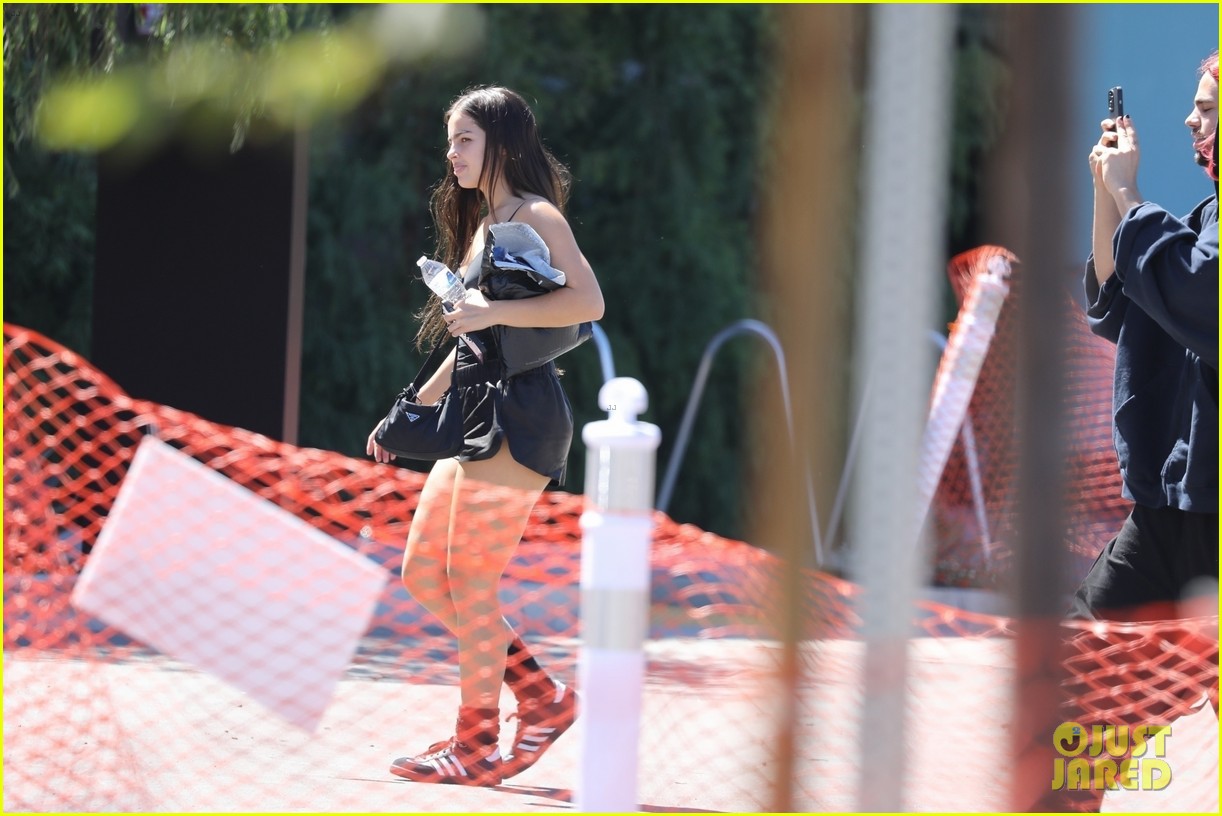 Addison Rae Tries To Hide Behind Takeout Boxes After Picking Up Food in ...