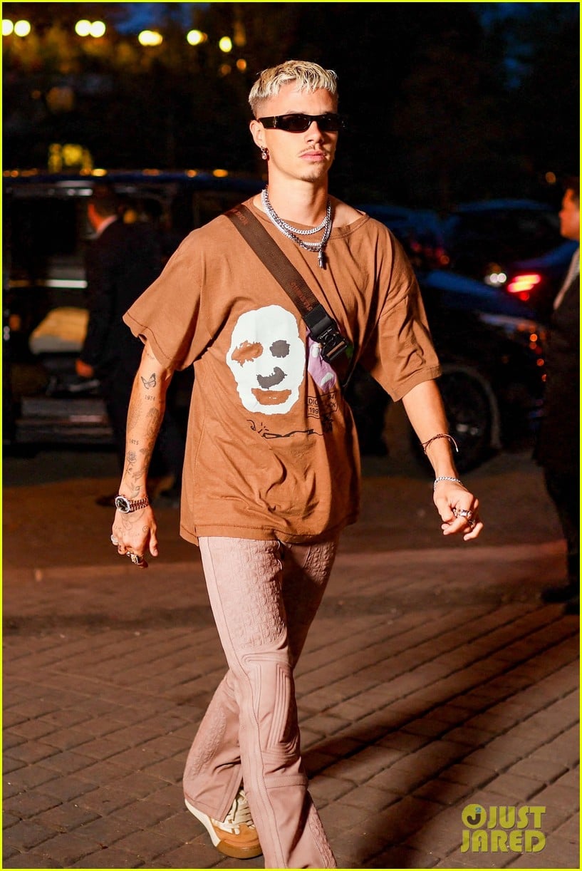 Victoria Beckham Gets Brooklyn & Nicola's Support at Paris Fashion Show ...