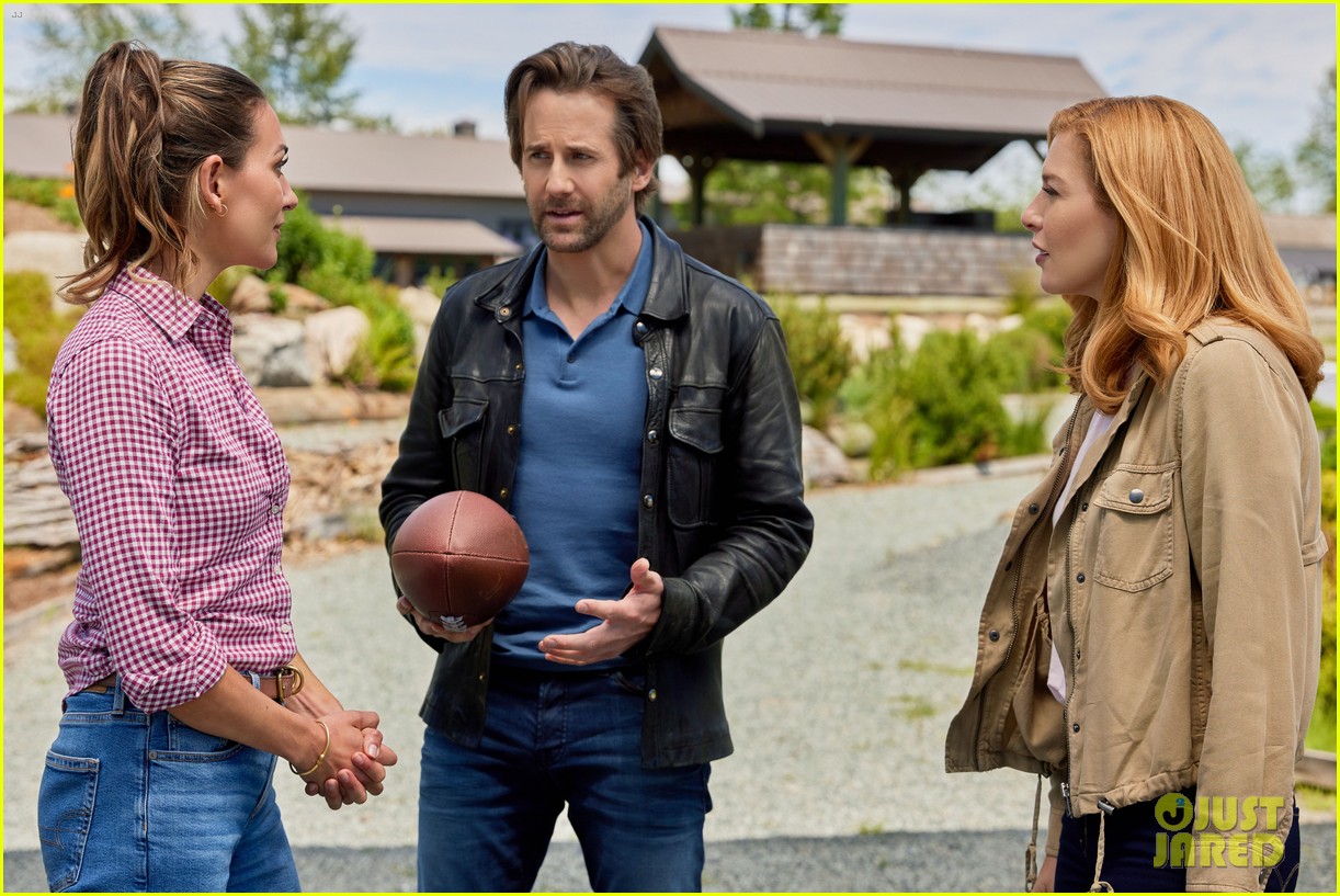 Rachelle Lefevre Discovers A Family She Never Knew About in Hallmark's ...