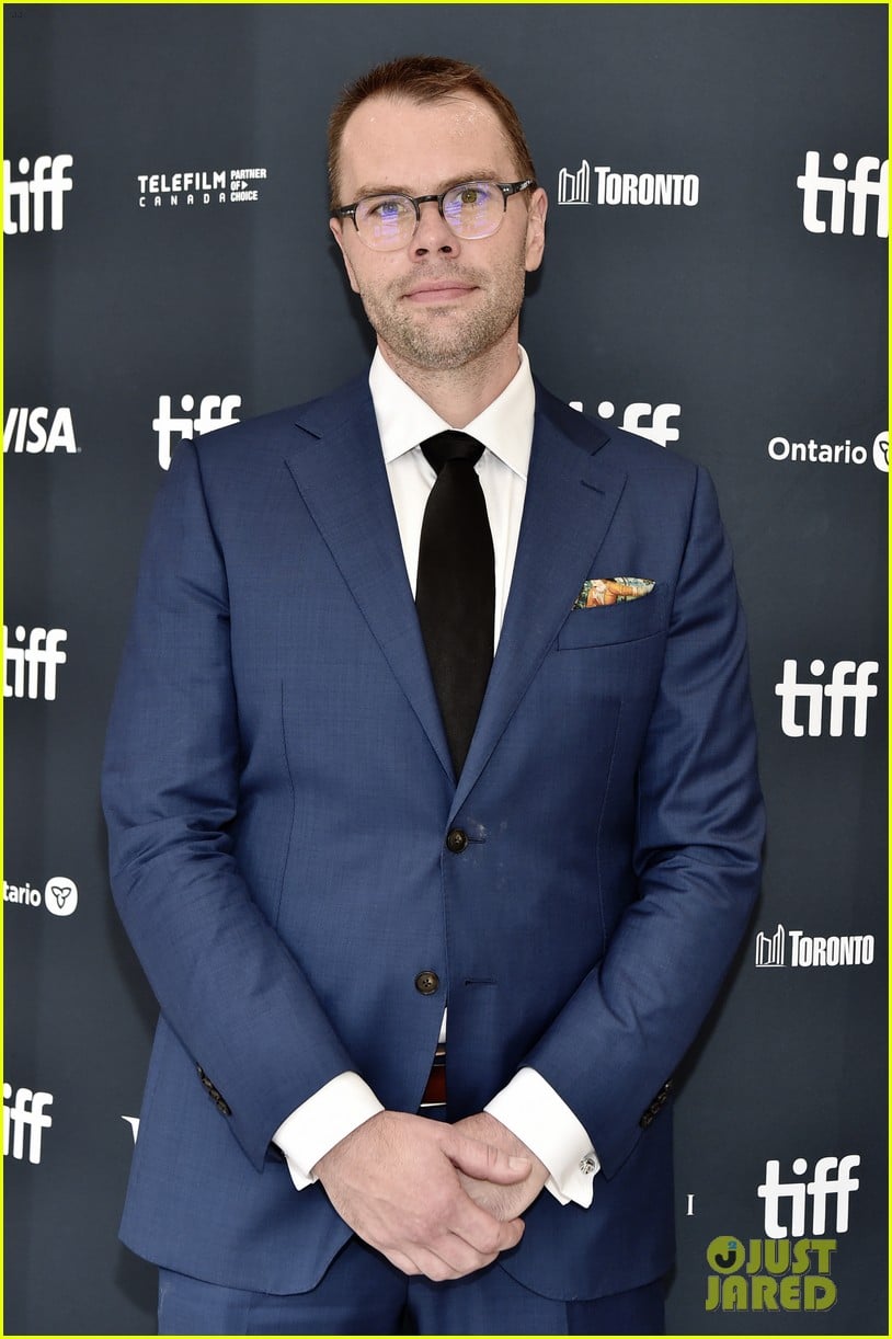 Brendan Fraser & Sadie Sink Share A Hug at 'The Whale' Premiere in ...