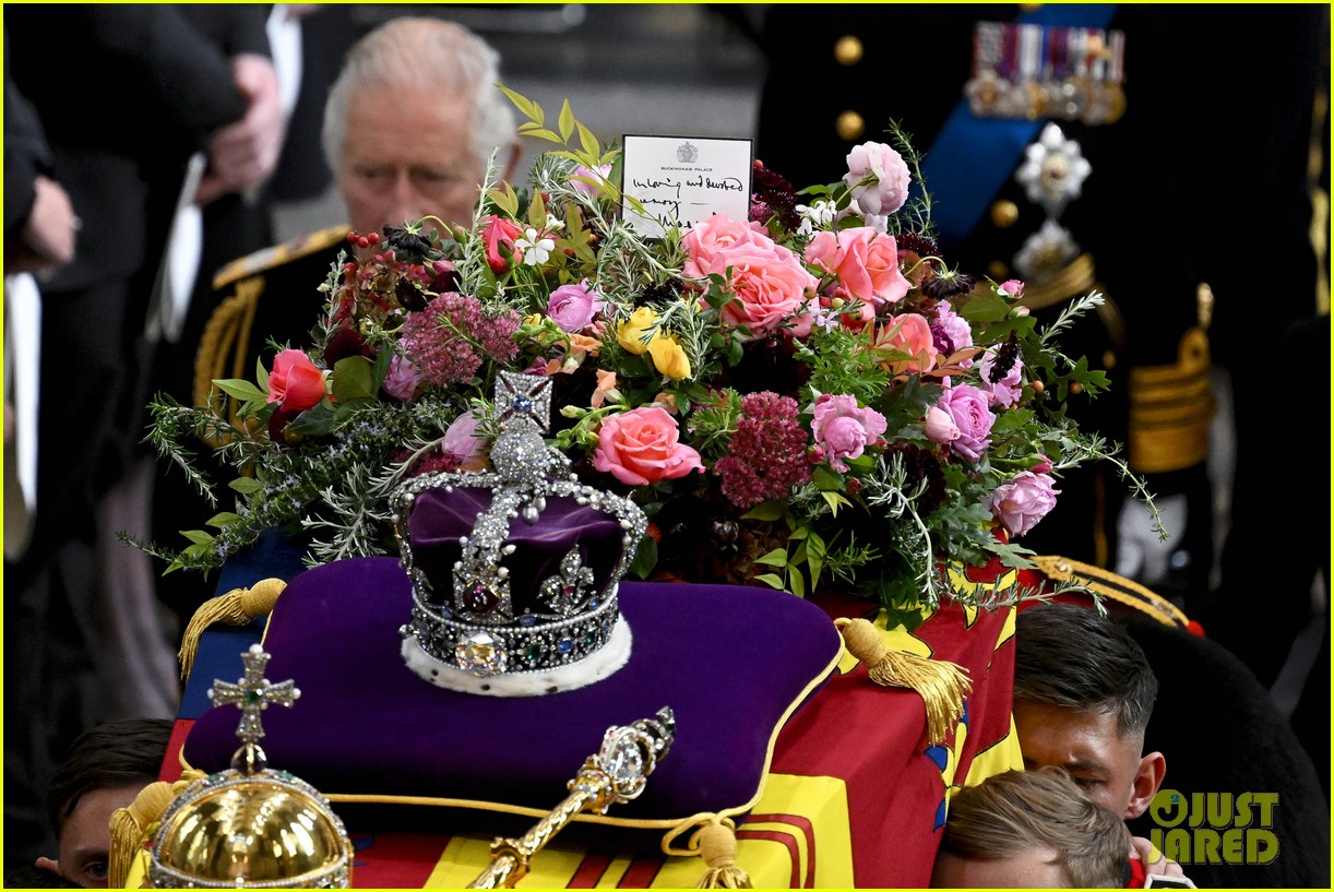 King Charles' Personal Note to Queen Elizabeth on Her Casket Revealed: Photo 4823040 | Queen ...