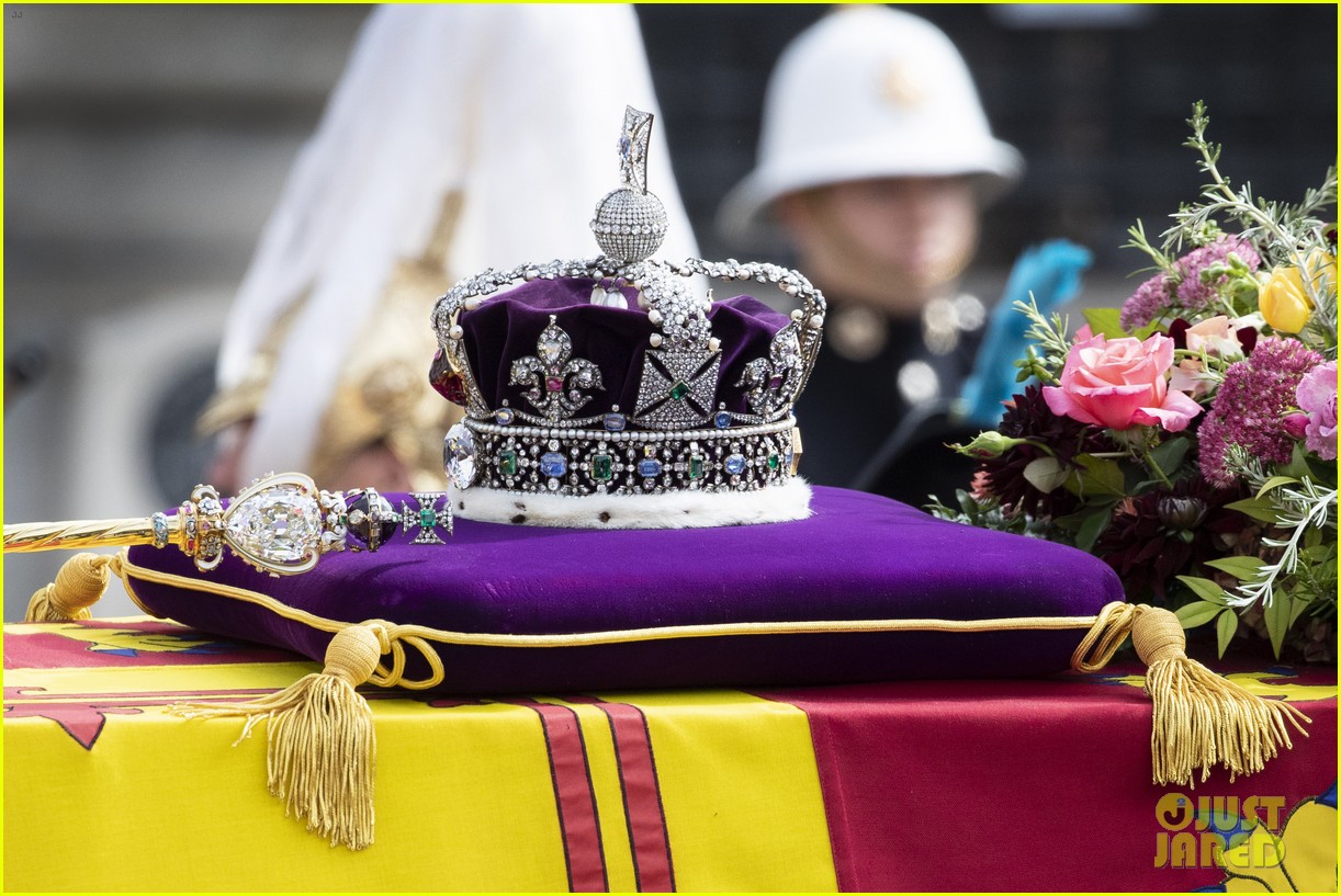 King Charles' Personal Note to Queen Elizabeth on Her Casket Revealed: Photo 4823043 | Queen ...